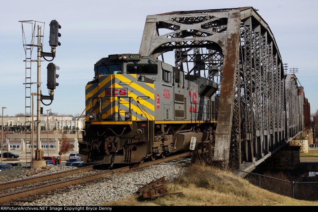 KCS 4009 poses at the west end of the Red River Swing Bridge